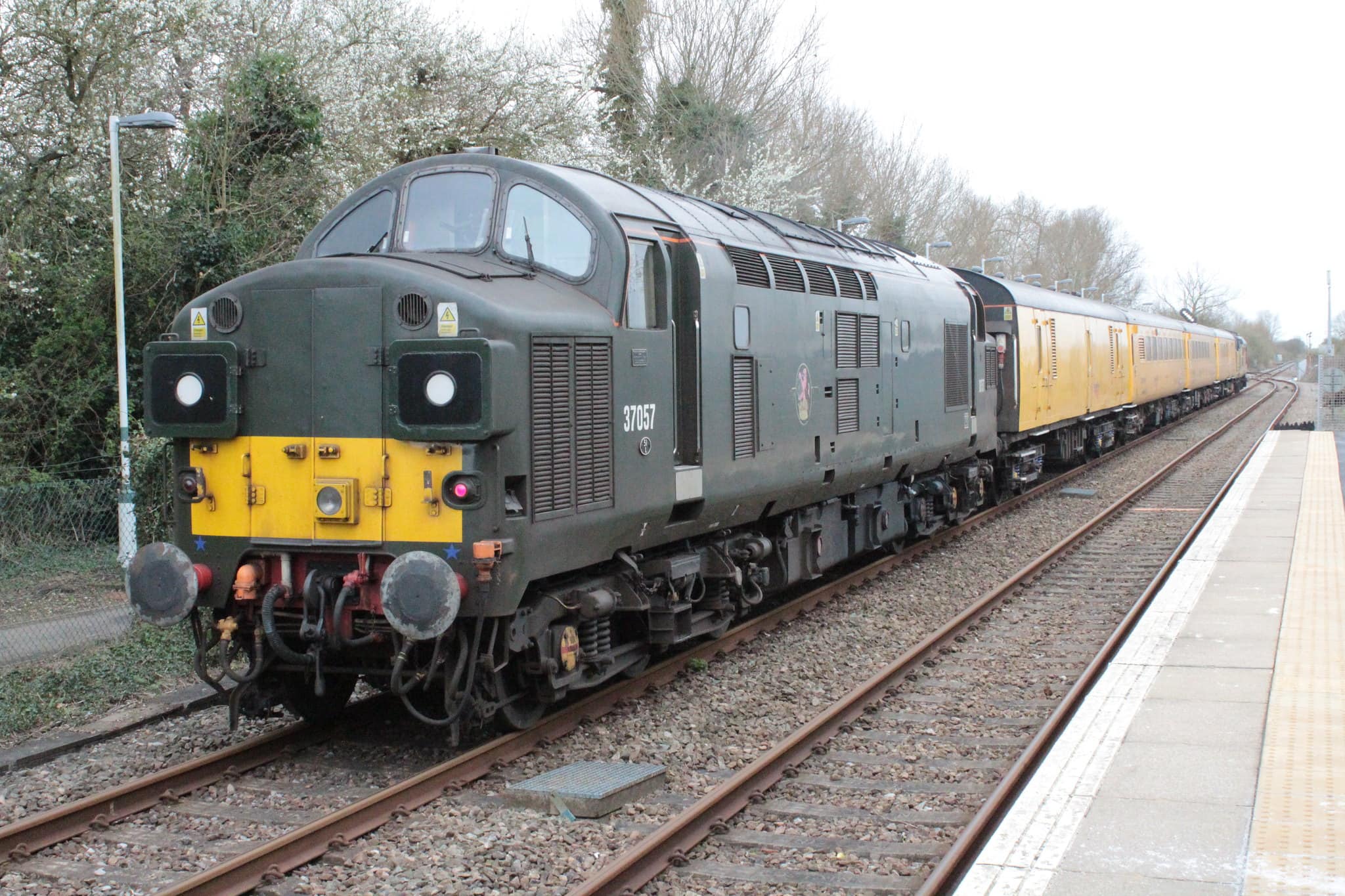 Colas Rails BR Green 37057 on the rear of 1Q55 Tonbridge West Yard to ...